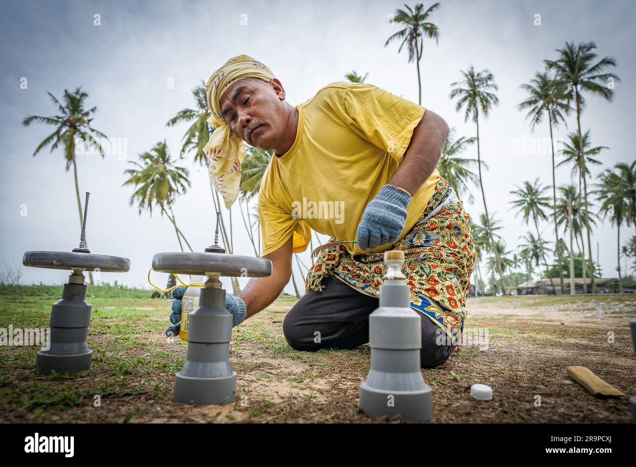 Malay [spinning top] gasing hi-res stock photography and images - Alamy