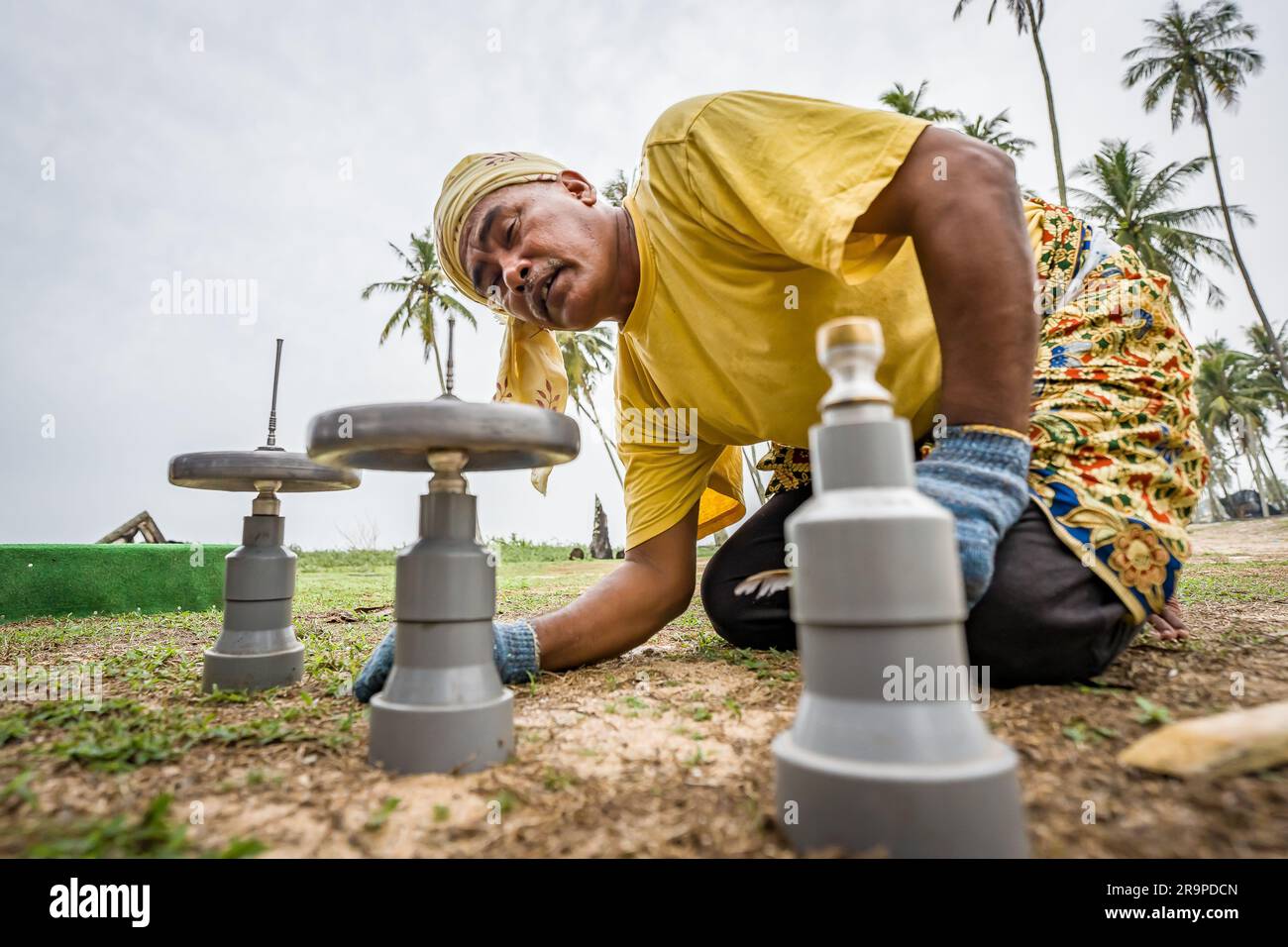 Malay [spinning top] gasing hi-res stock photography and images - Alamy