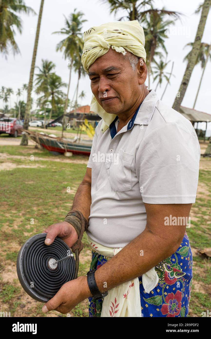 Malay [spinning top] gasing hi-res stock photography and images - Alamy