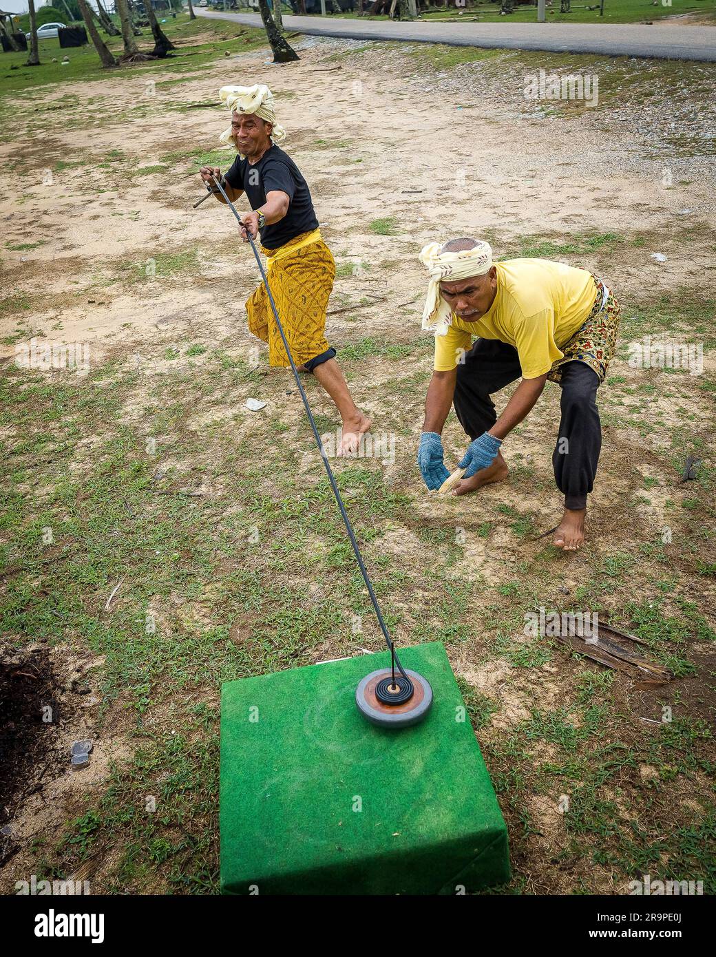 Malay [spinning top] gasing hi-res stock photography and images - Alamy