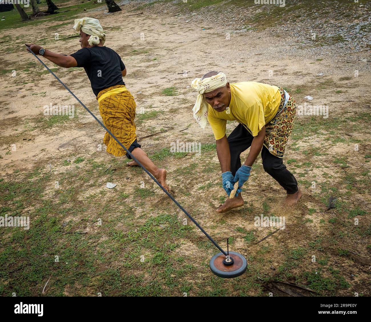 Malay [spinning top] gasing hi-res stock photography and images - Alamy