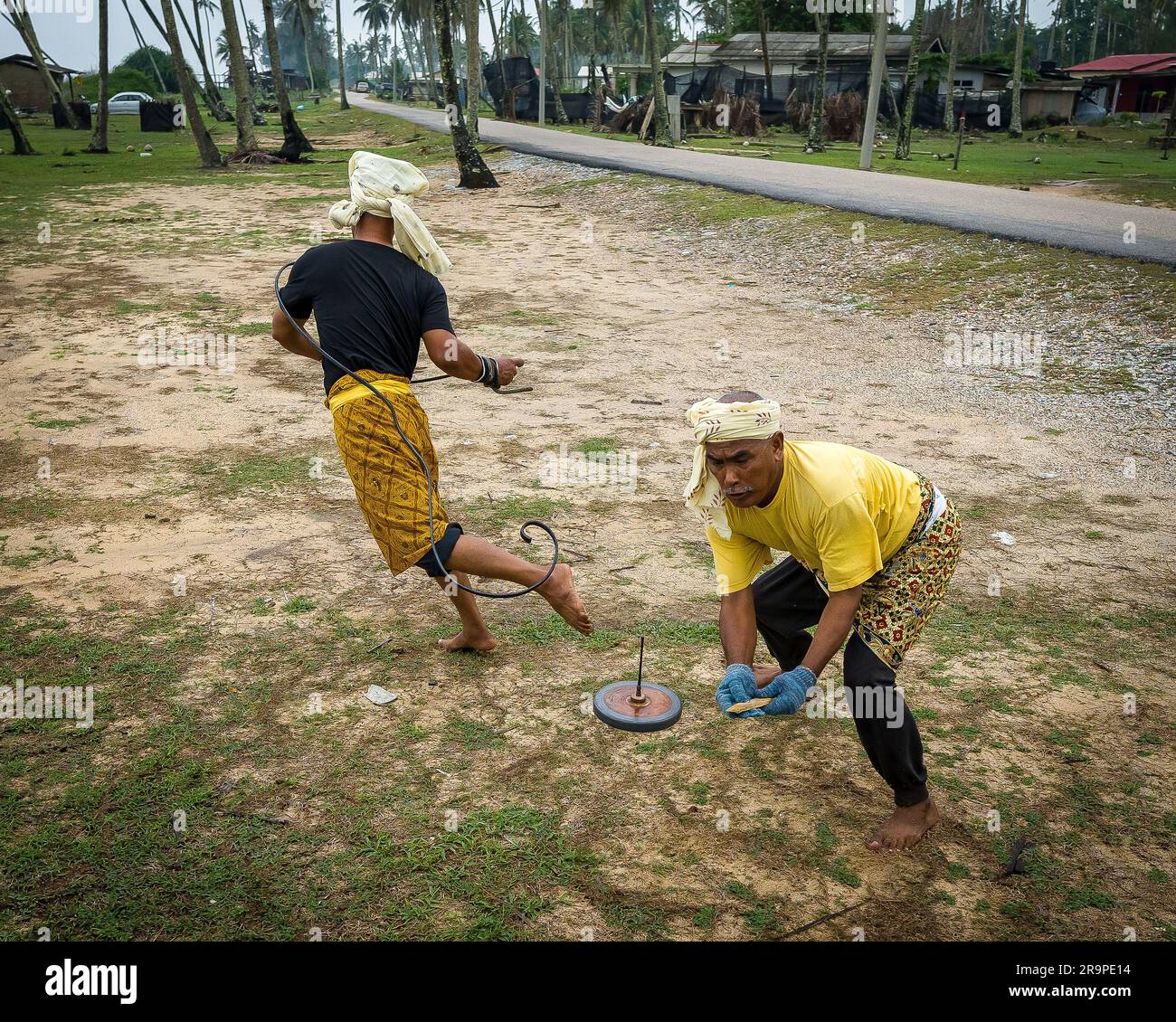 Malay [spinning top] gasing hi-res stock photography and images - Alamy