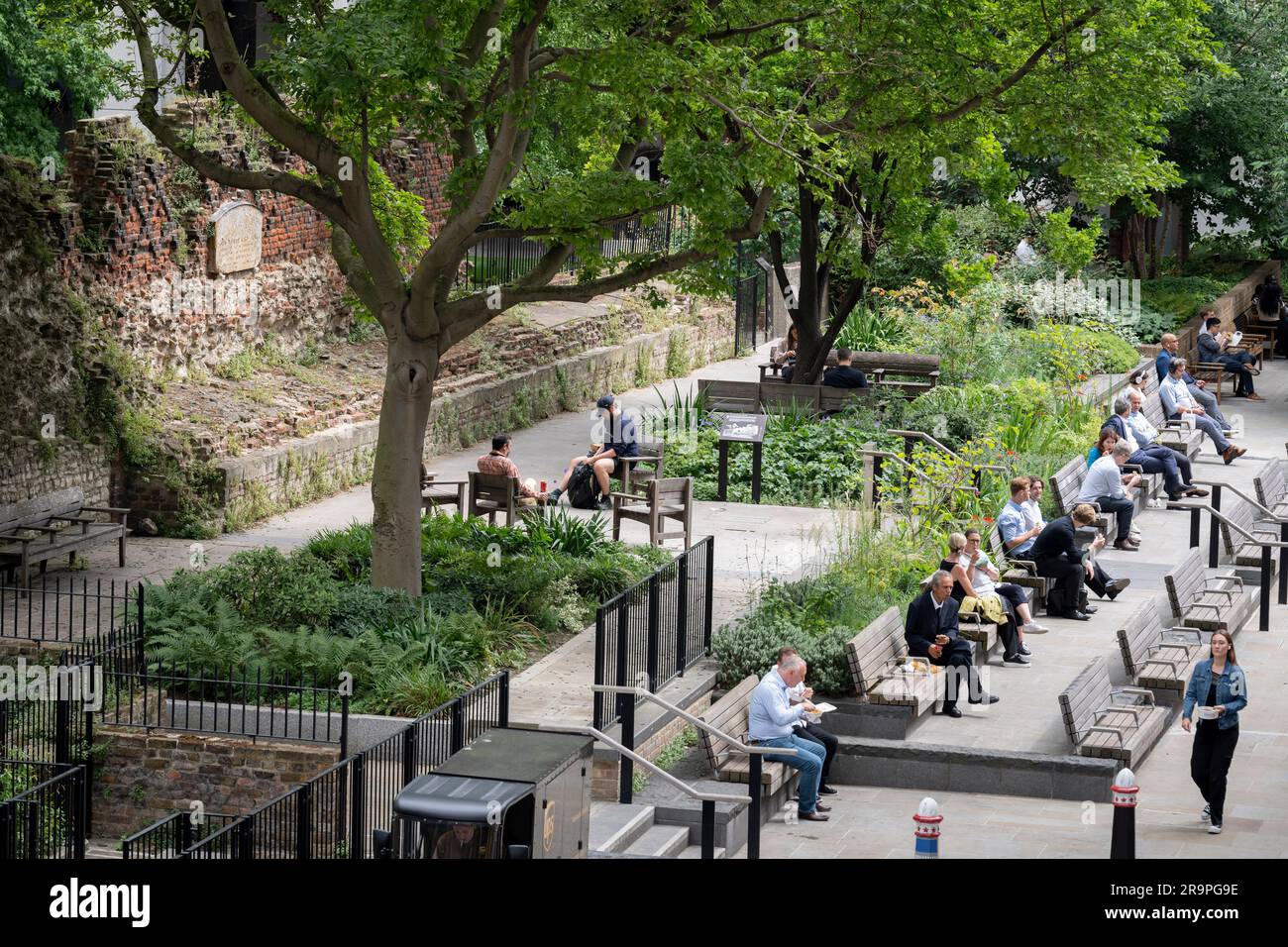 City workers enjoy the relative peace from the modern metropolis in St ...