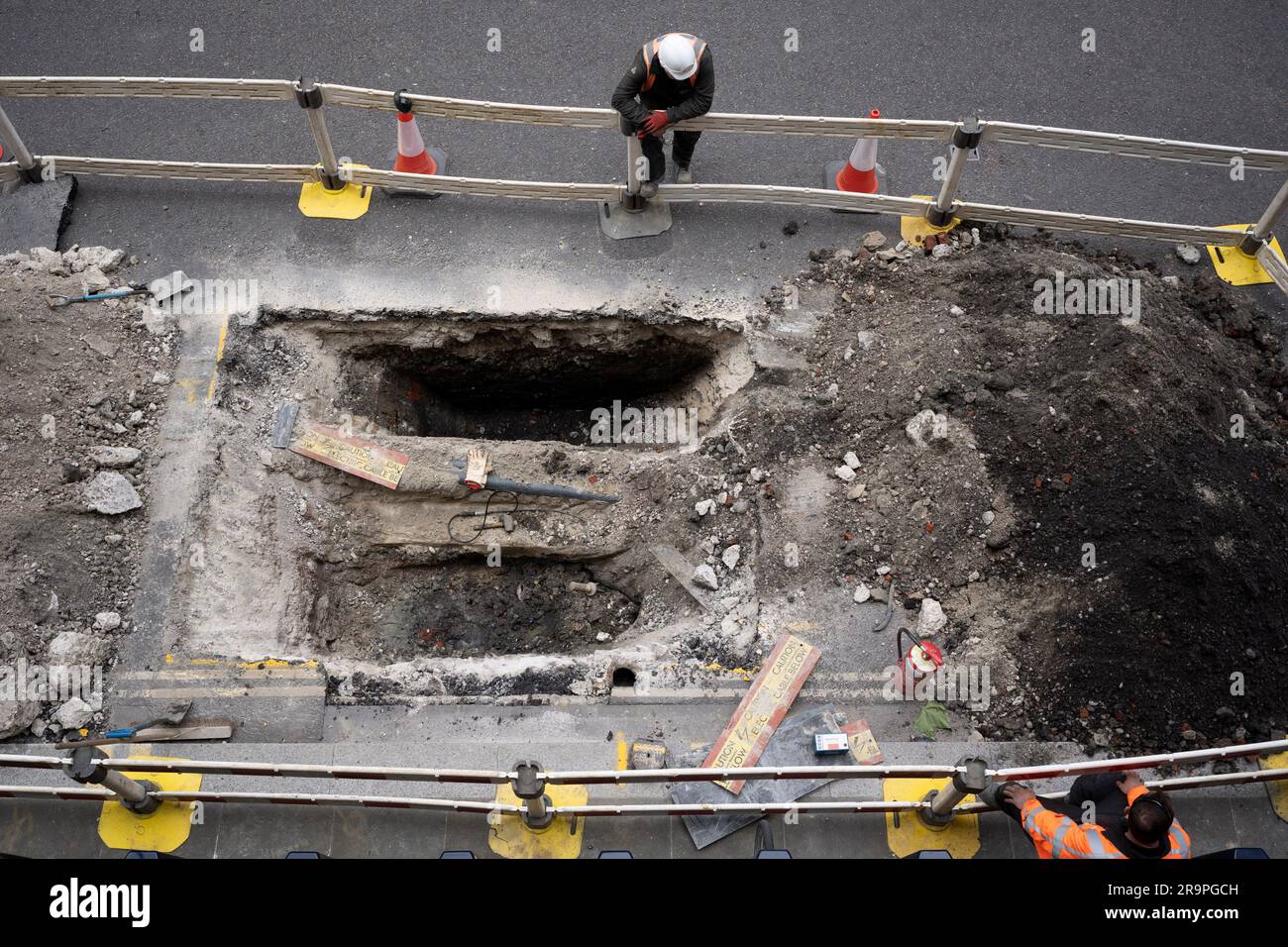 Two workers digging gas hi-res stock photography and images - Alamy