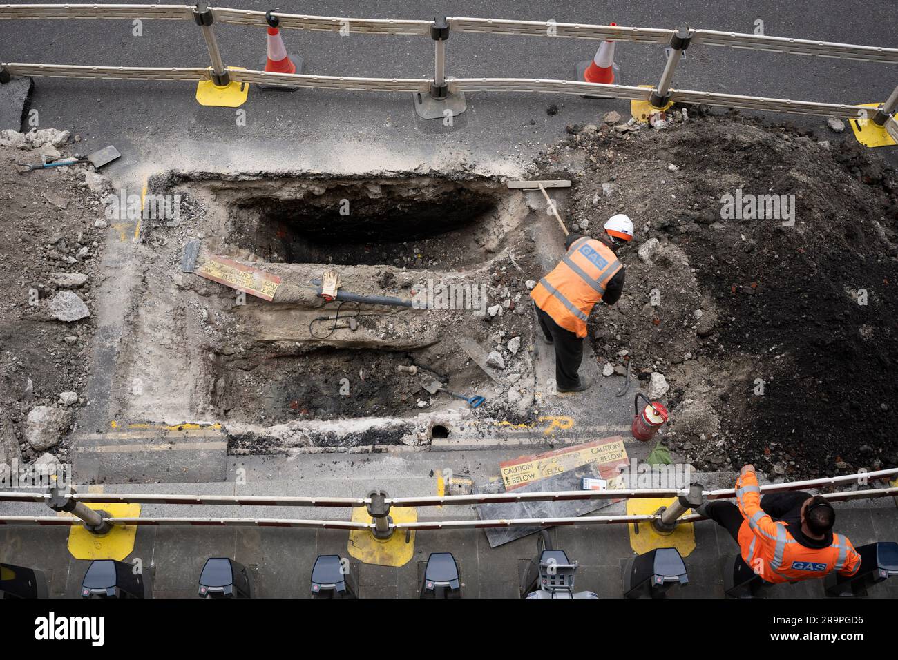 Two workers digging gas hi-res stock photography and images - Alamy