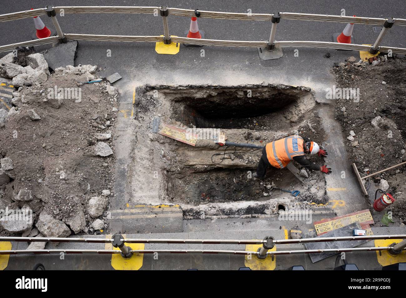 Road worker uk digging street hi-res stock photography and images - Alamy