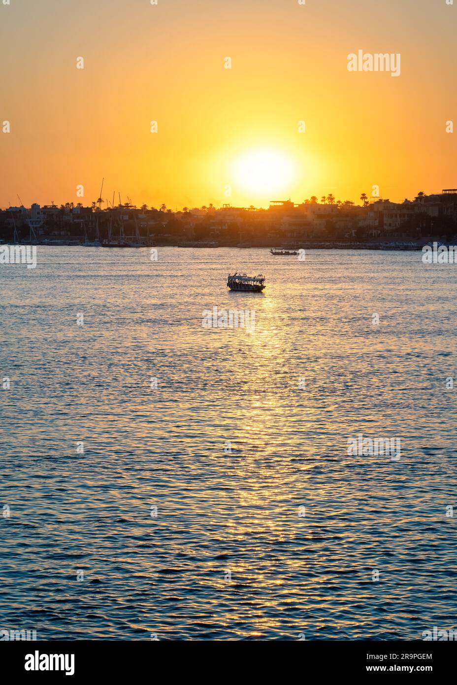 African boat hi-res stock photography and images - Alamy