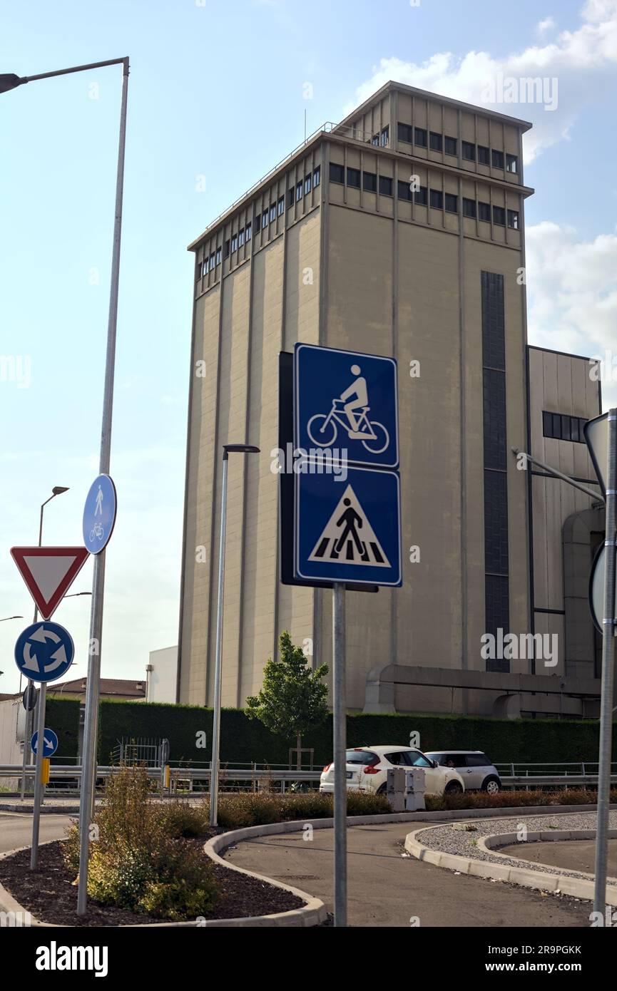 Country town roundabout hi-res stock photography and images - Alamy