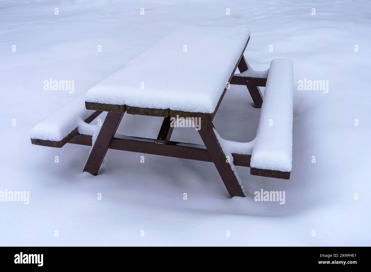 All weather picnic table hi-res stock photography and images - Alamy