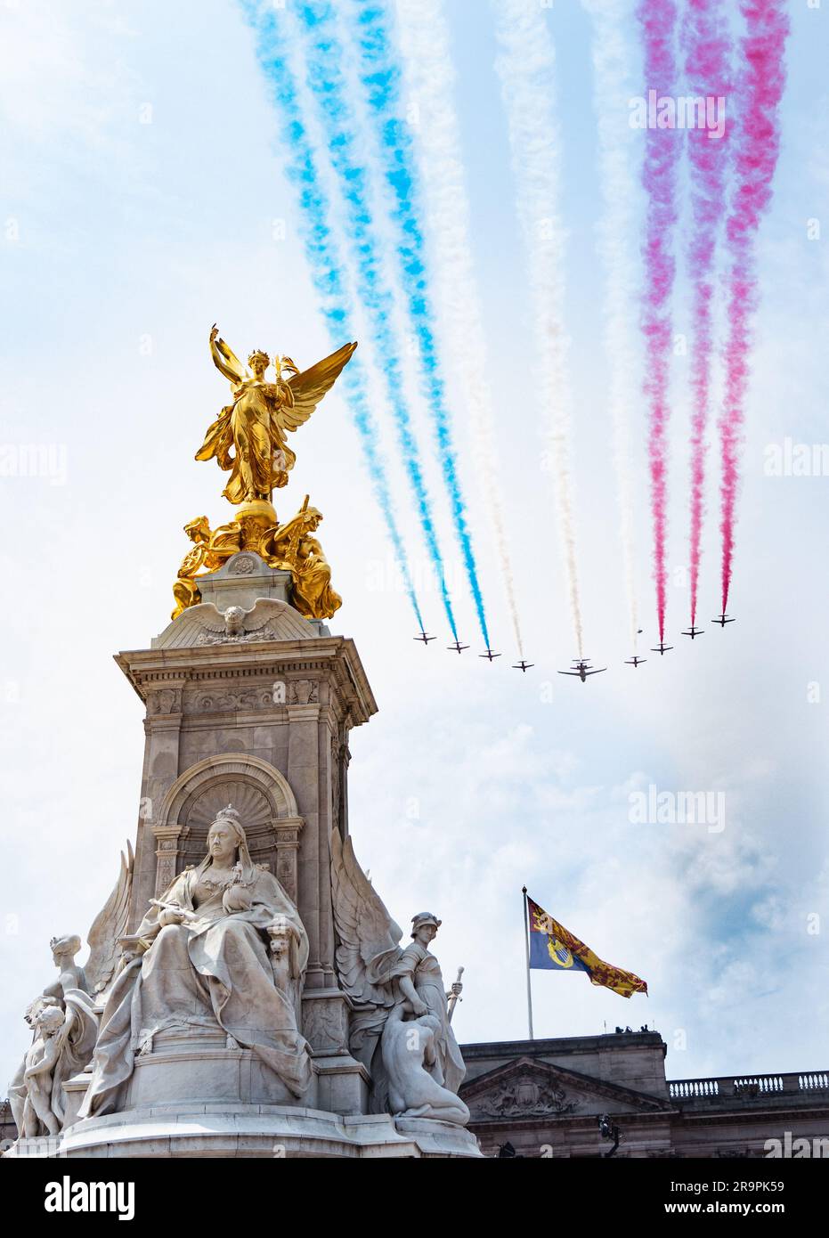 The Red Arrows' Flypass over Buckingham Palace during the Trooping the ...