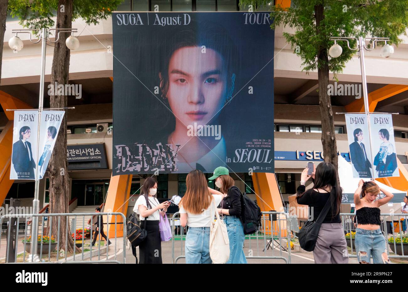 Suga's concert, June 25, 2023 : Fans take photos in front of Jamsil ...