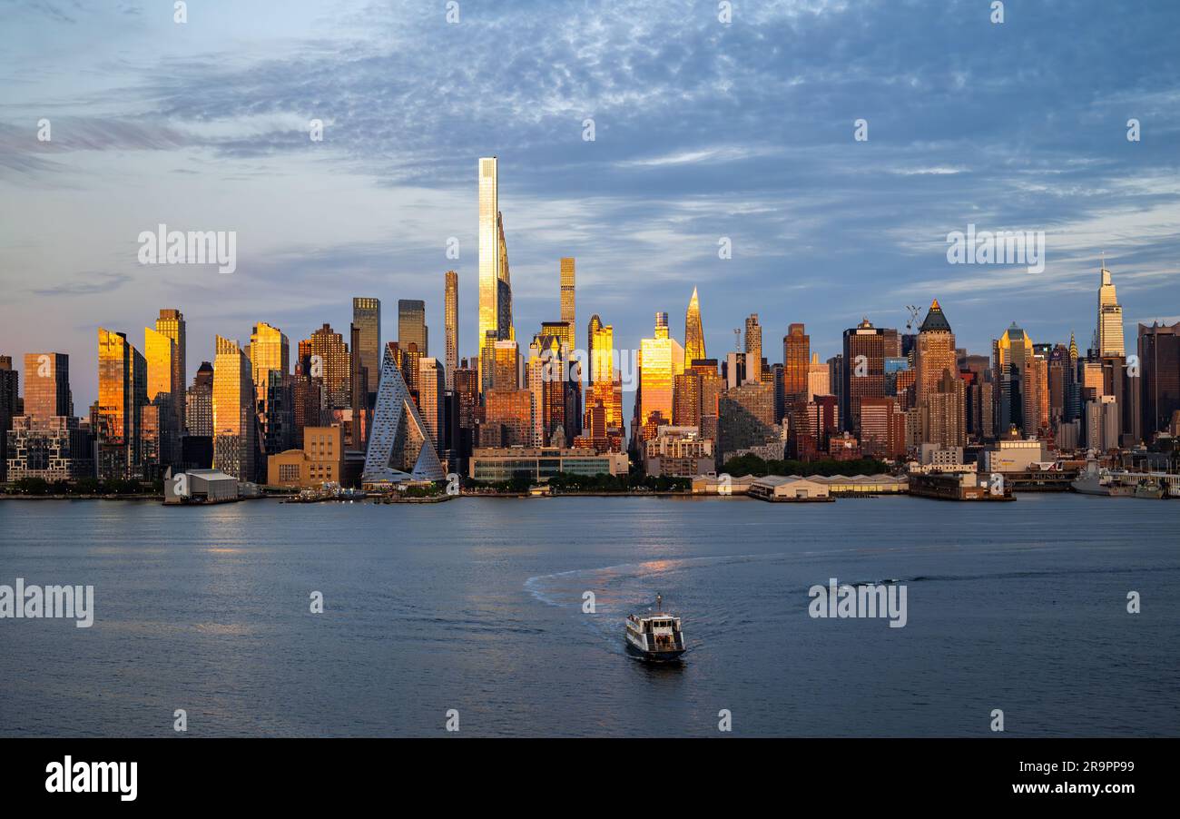 The stunning skyline of Midtown Manhattan at sunset Stock Photo - Alamy