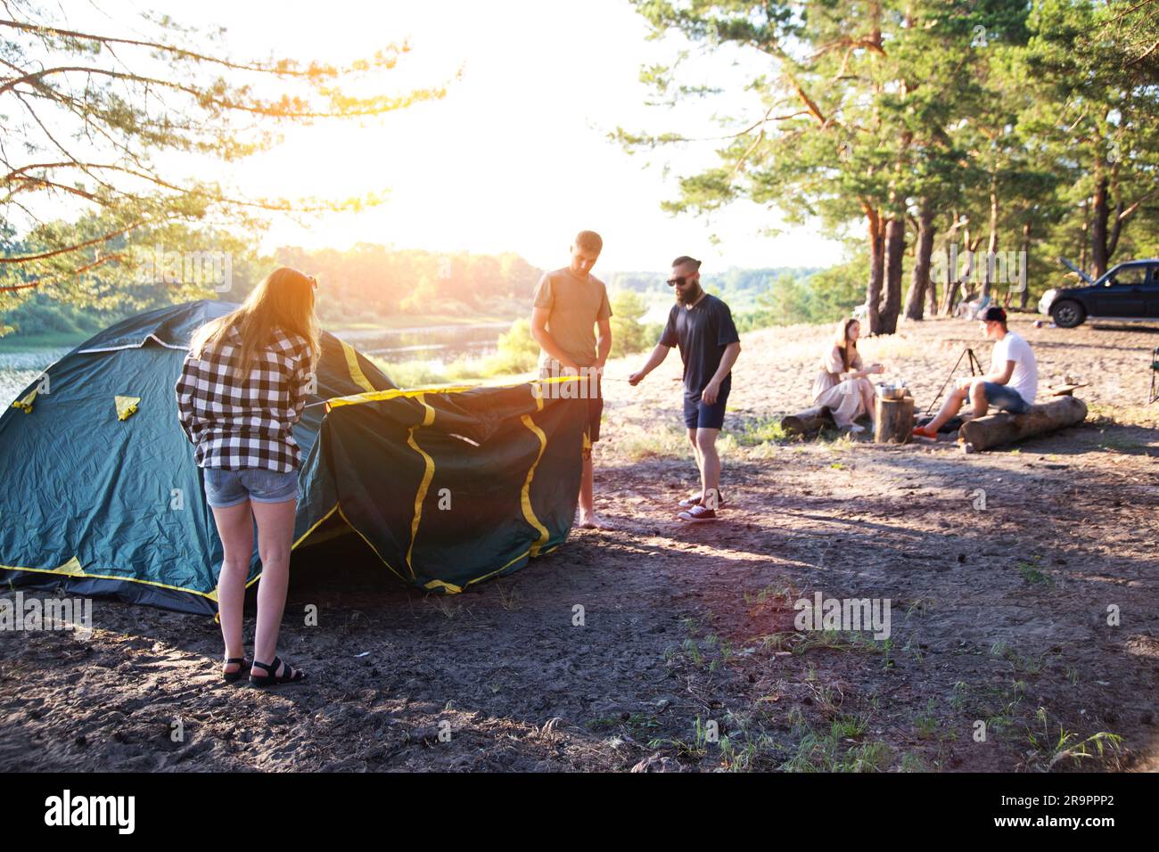 Girls setting up tent hi-res stock photography and images - Alamy
