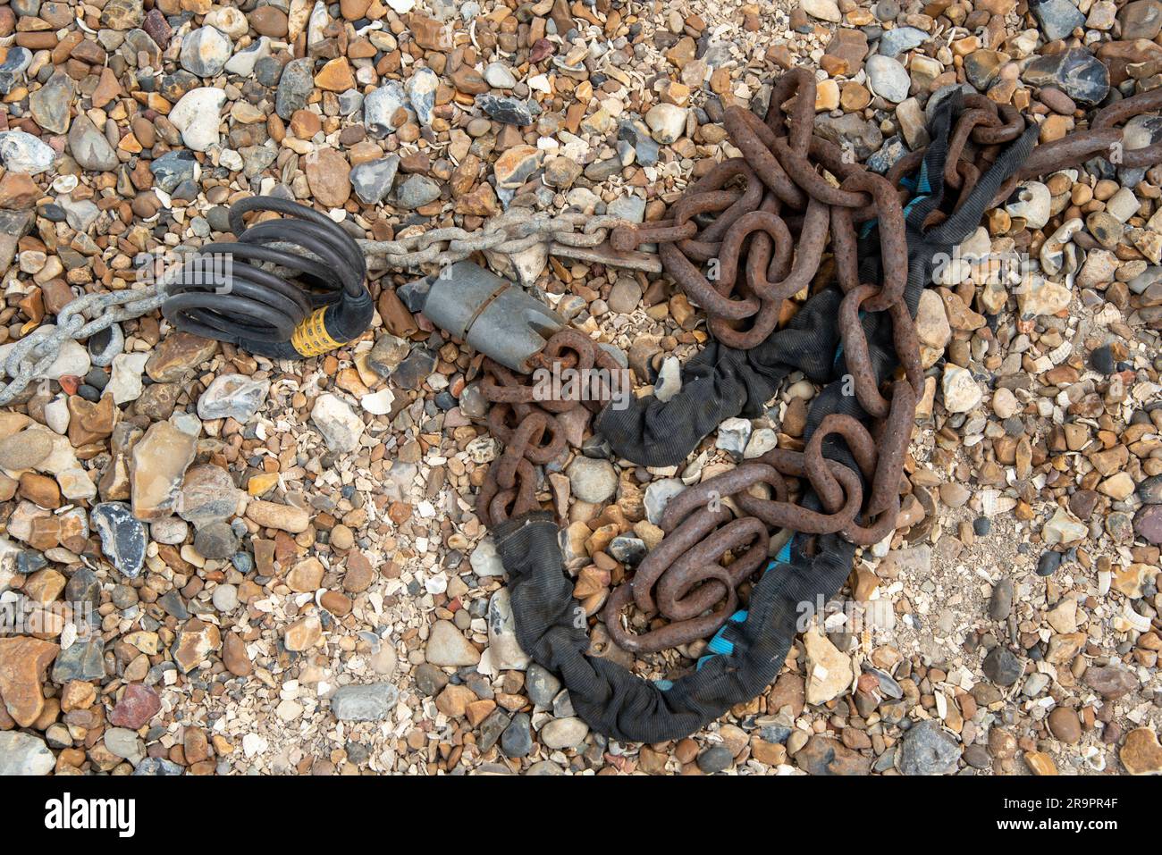 Chain of rocks lock hi-res stock photography and images - Alamy