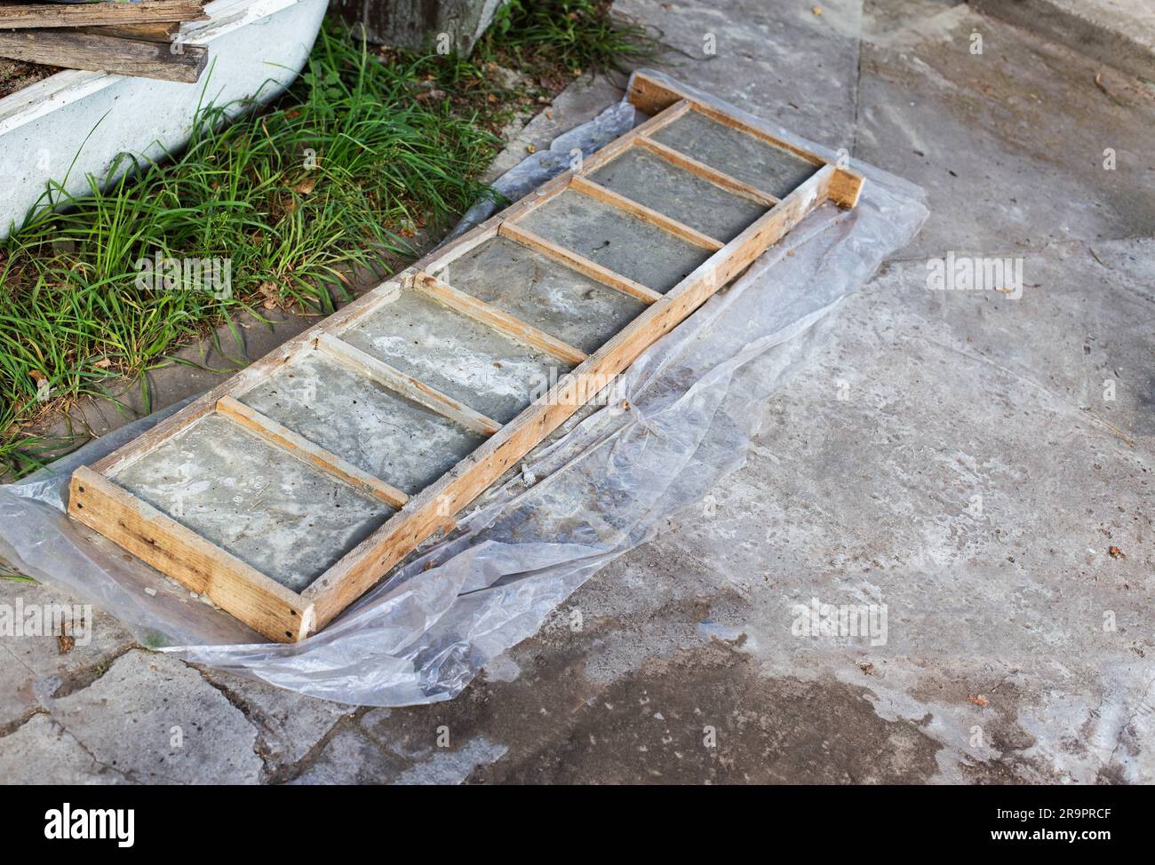 The shape and pouring of homemade tiles in the country for the track ...
