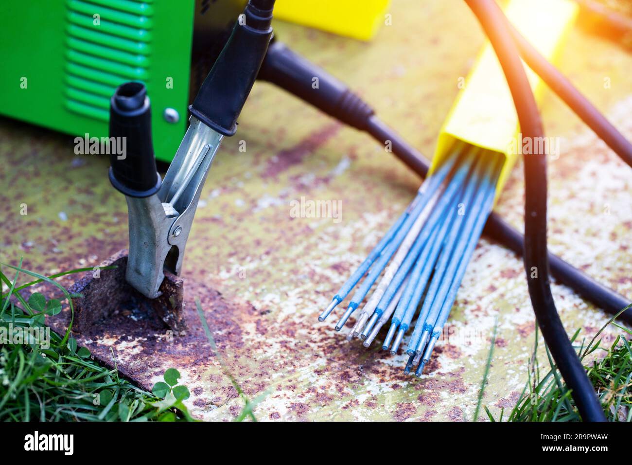 Manual welding machine and a set of electrodes for seam contact welding ...