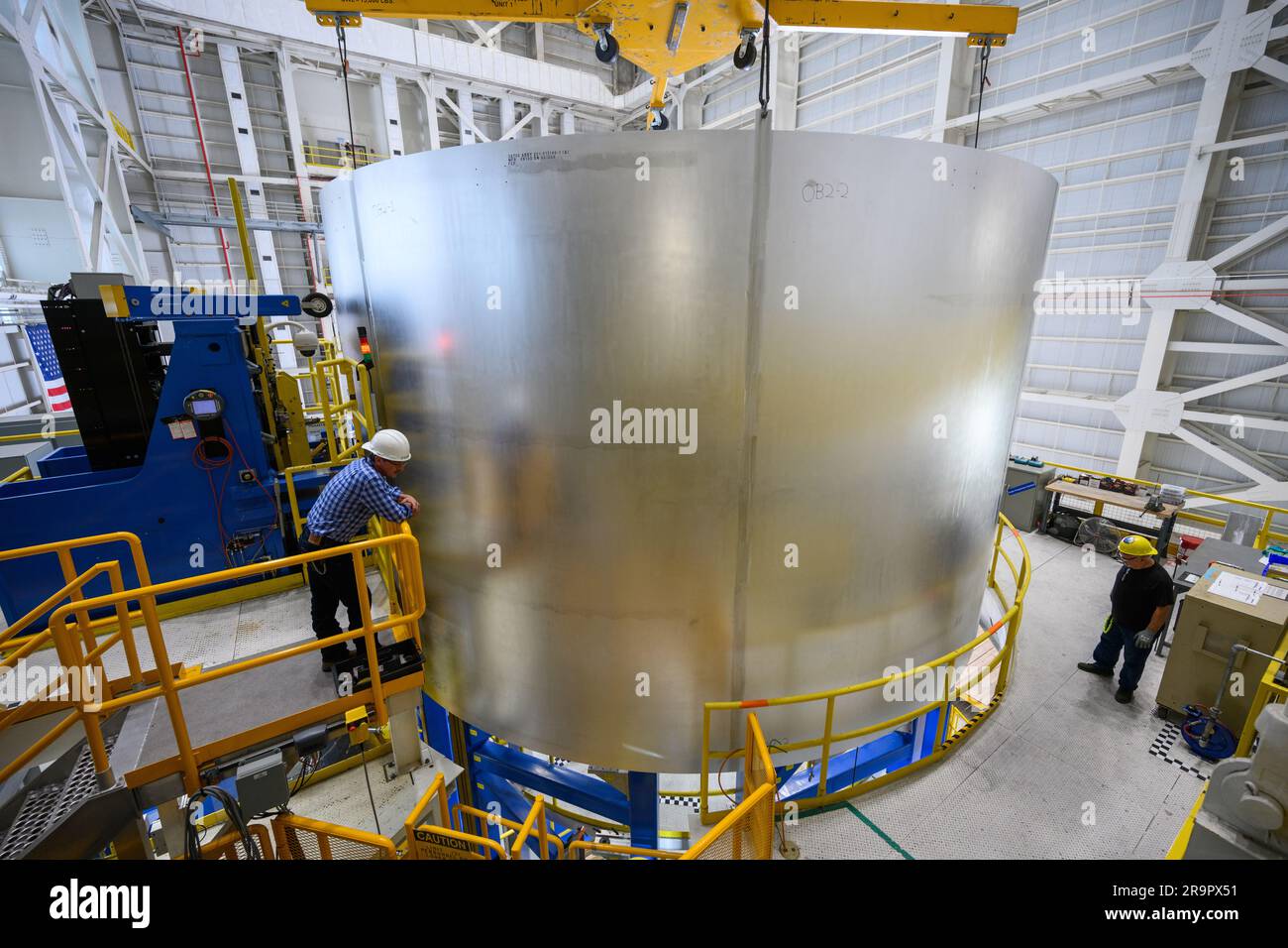 . Move crews at NASA’s Michoud Assembly Facility lift the aft liquid ...