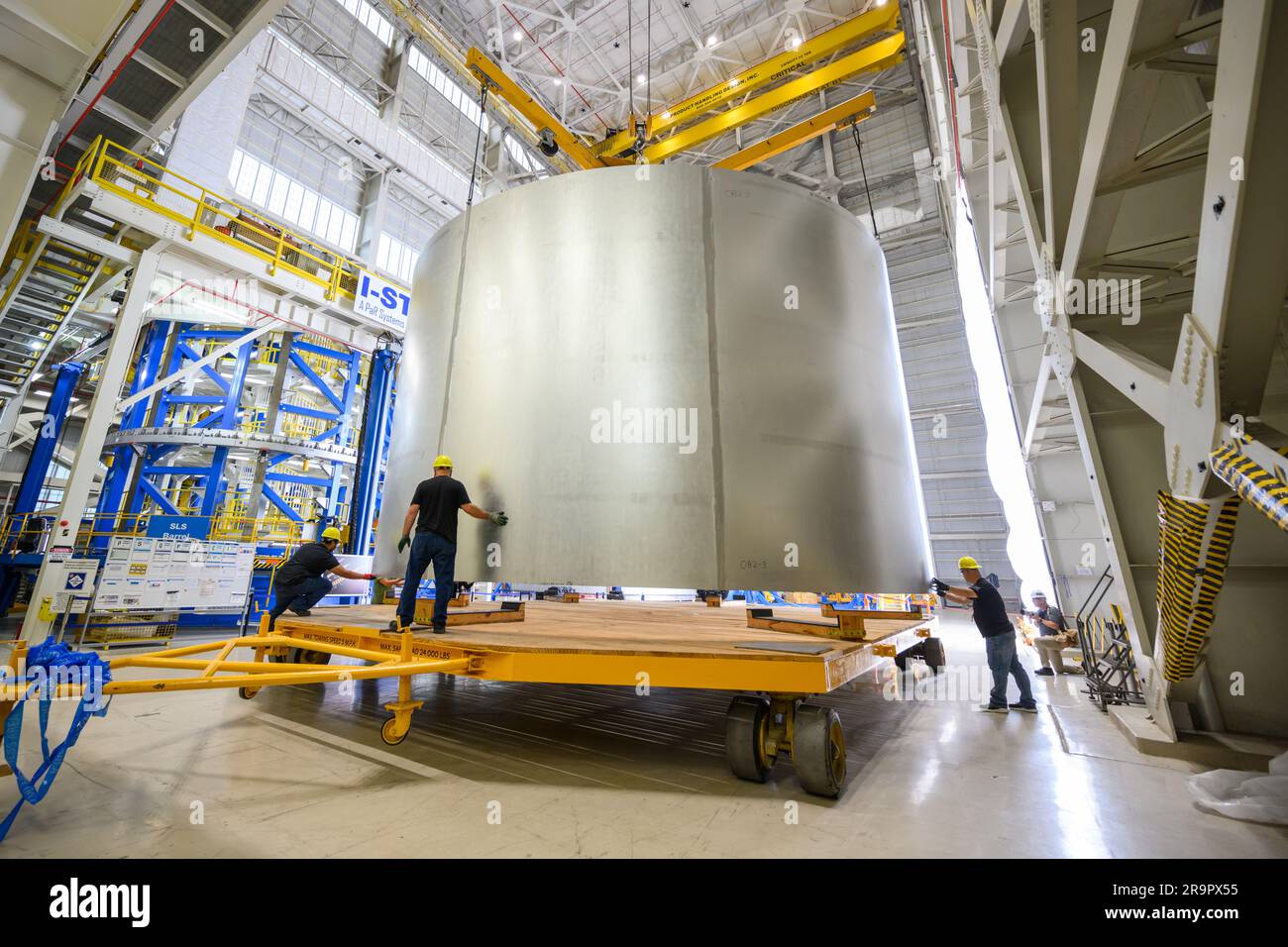 . Move crews at NASA’s Michoud Assembly Facility lift the aft liquid ...