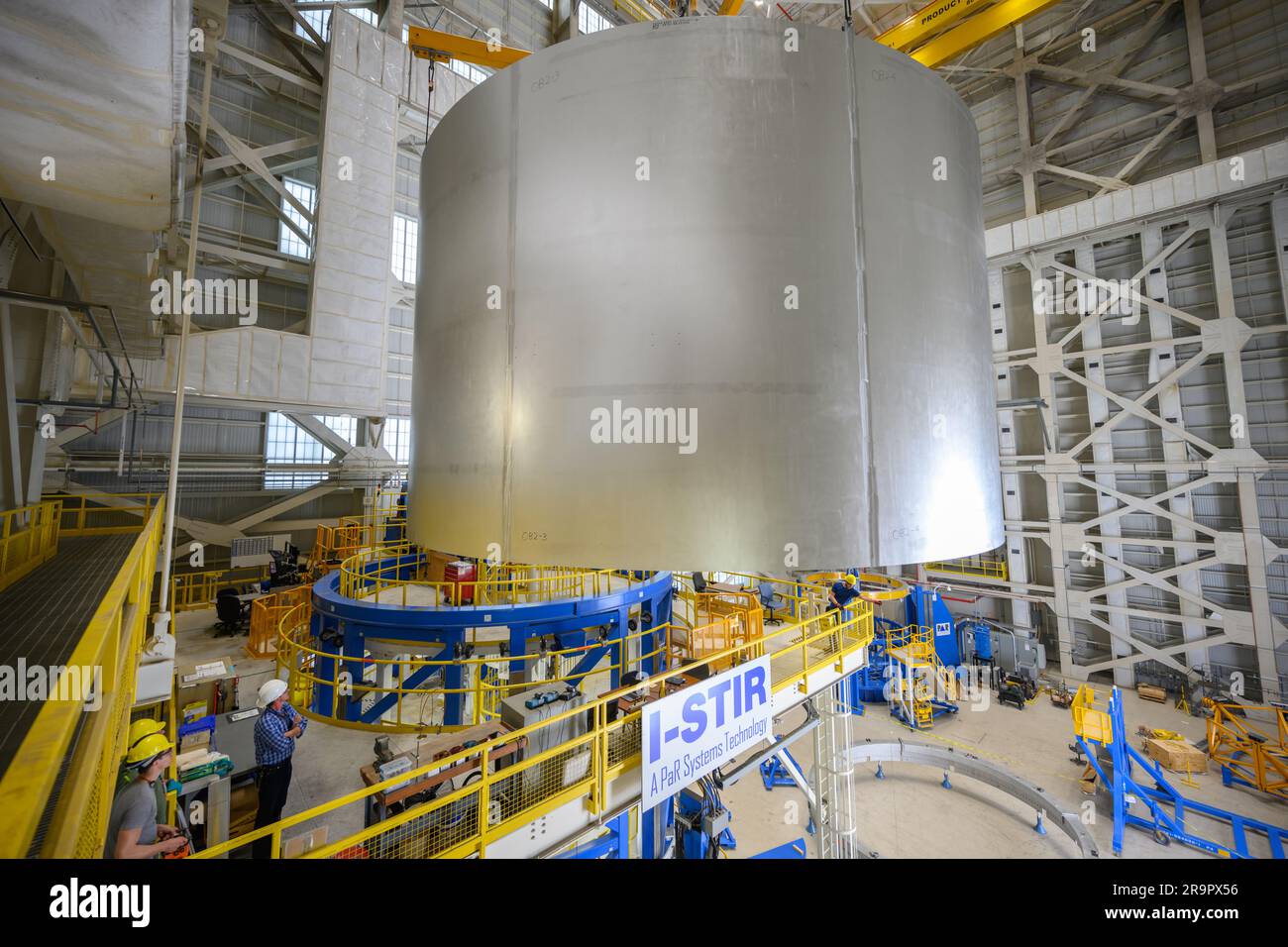 . Move crews at NASA’s Michoud Assembly Facility lift the aft liquid ...