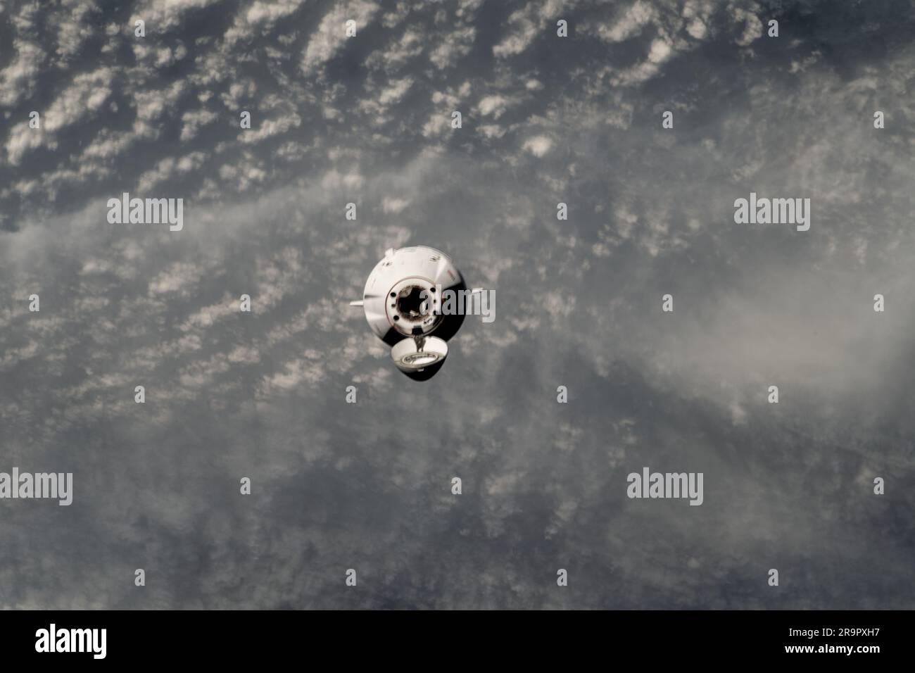 . iss069e018140 (June 6, 2023) - The SpaceX Dragon cargo craft ...