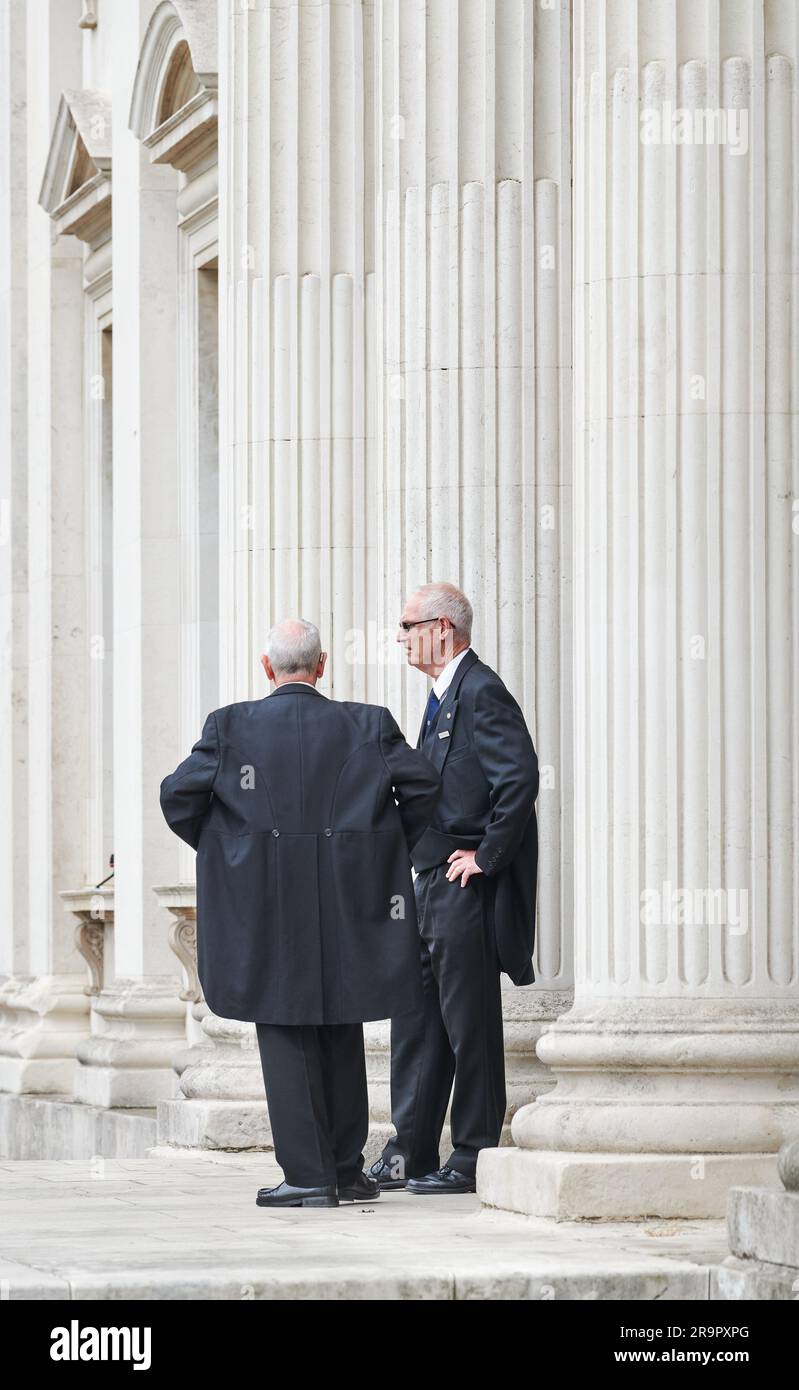 Security guards outside Senate House, University of Cambridge, England ...