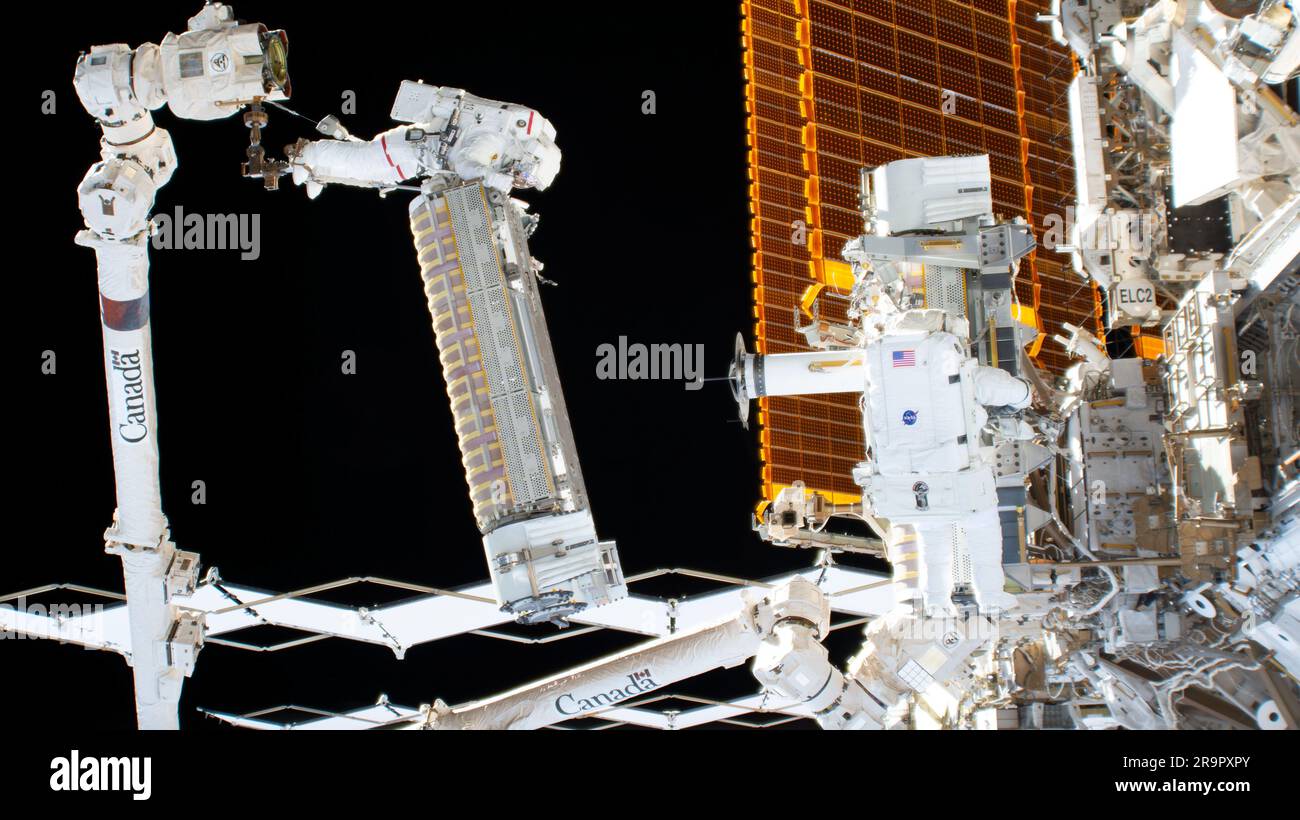 Expedition 68 EVA 82. iss068e026401 (Dec. 3, 2022) - NASA astronauts ...