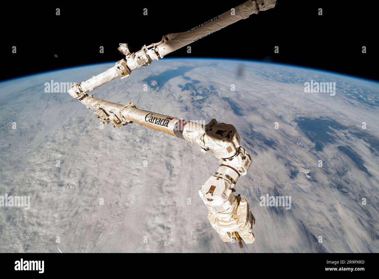 Arm extends hi-res stock photography and images - Alamy