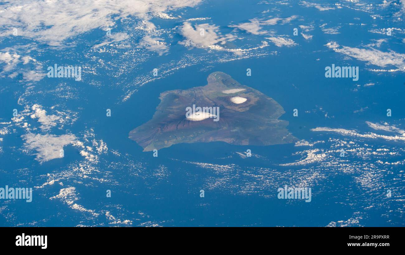 . iss068e068973 (March 6, 2023) - The big island of Hawaii and its two ...