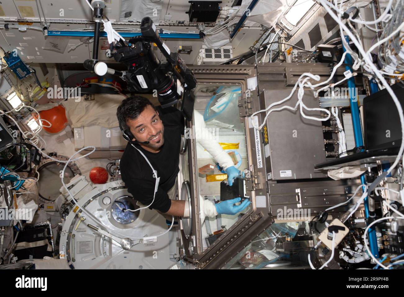 Life science glovebox hi-res stock photography and images - Alamy