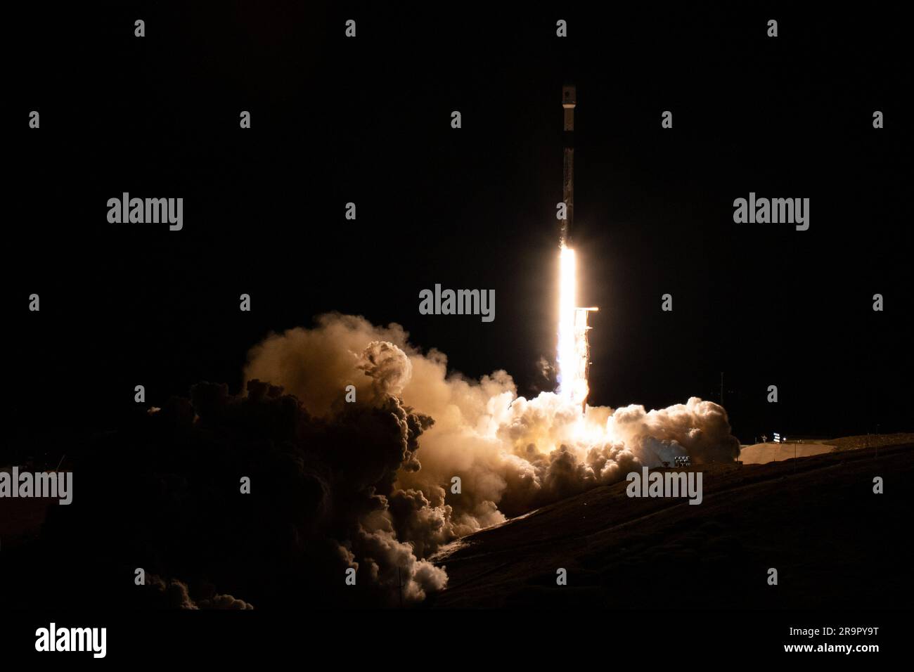 Spacex falcon 9 rocket launches hi-res stock photography and images - Alamy