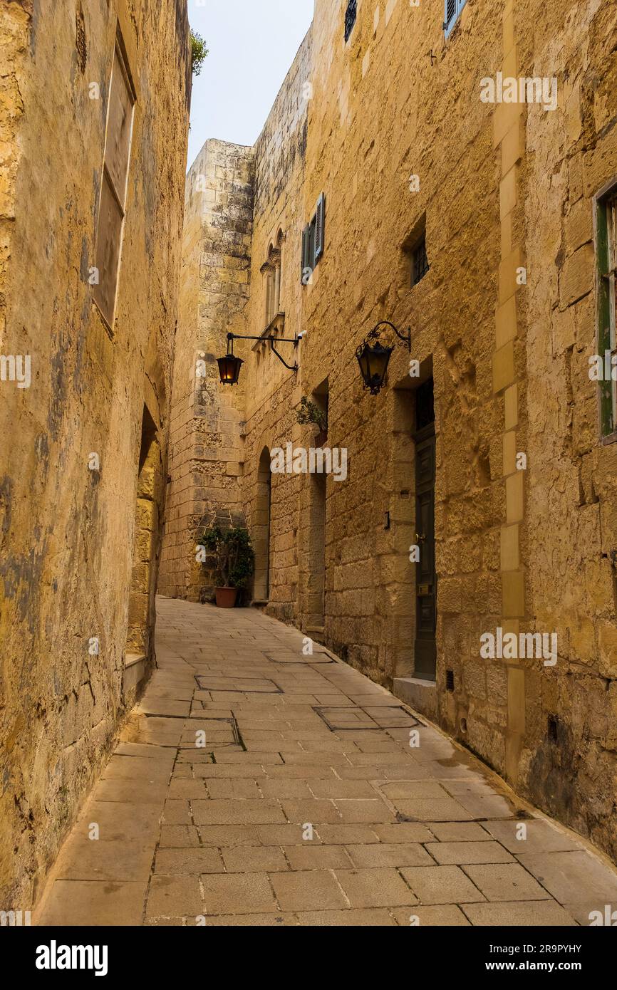 Cobbled alleyway in the medieval walled city of Mdina in Malta Stock ...