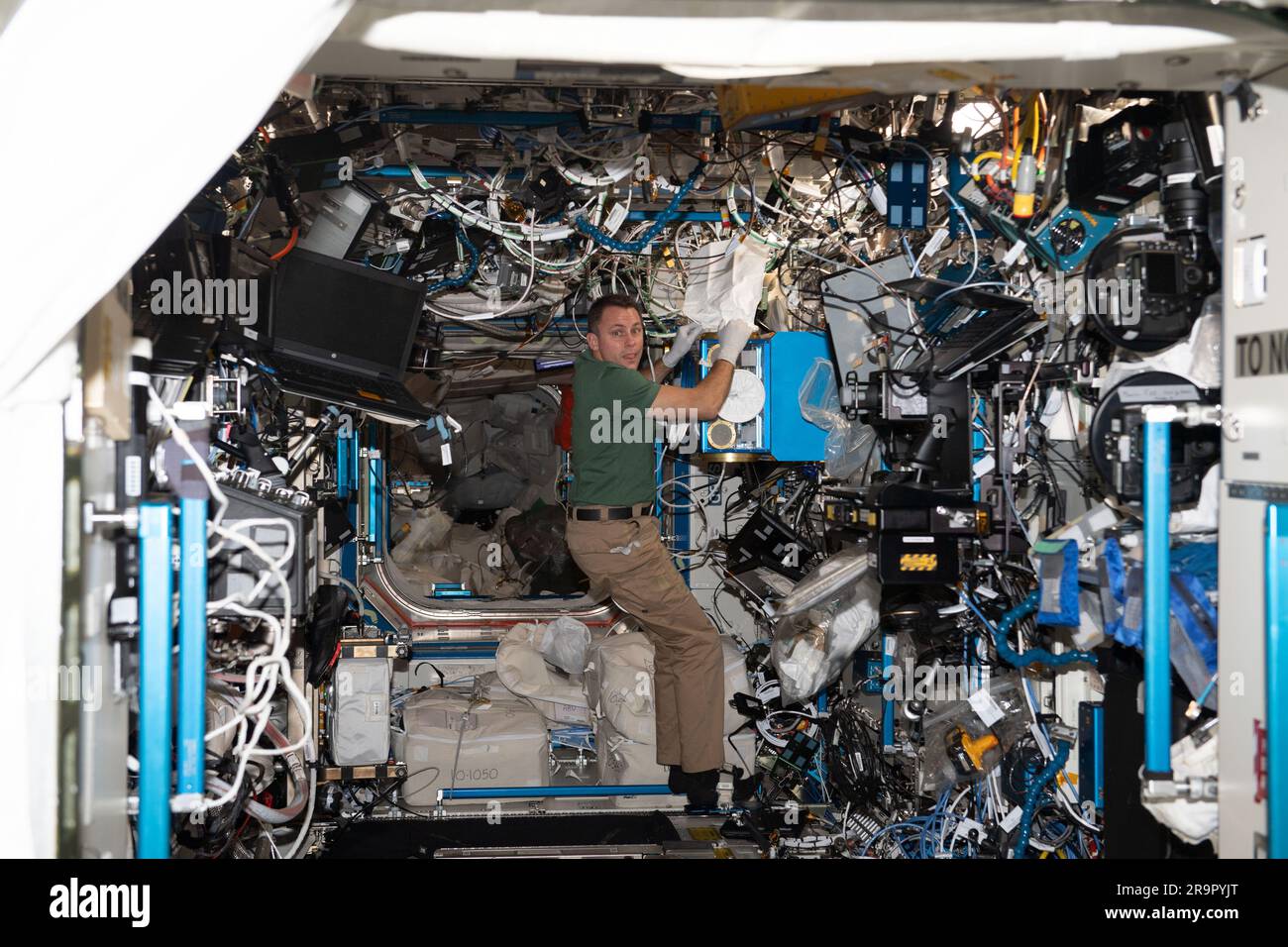 . iss068e033456 (Dec. 27, 2022) - Expedition 68 Flight Engineer and ...