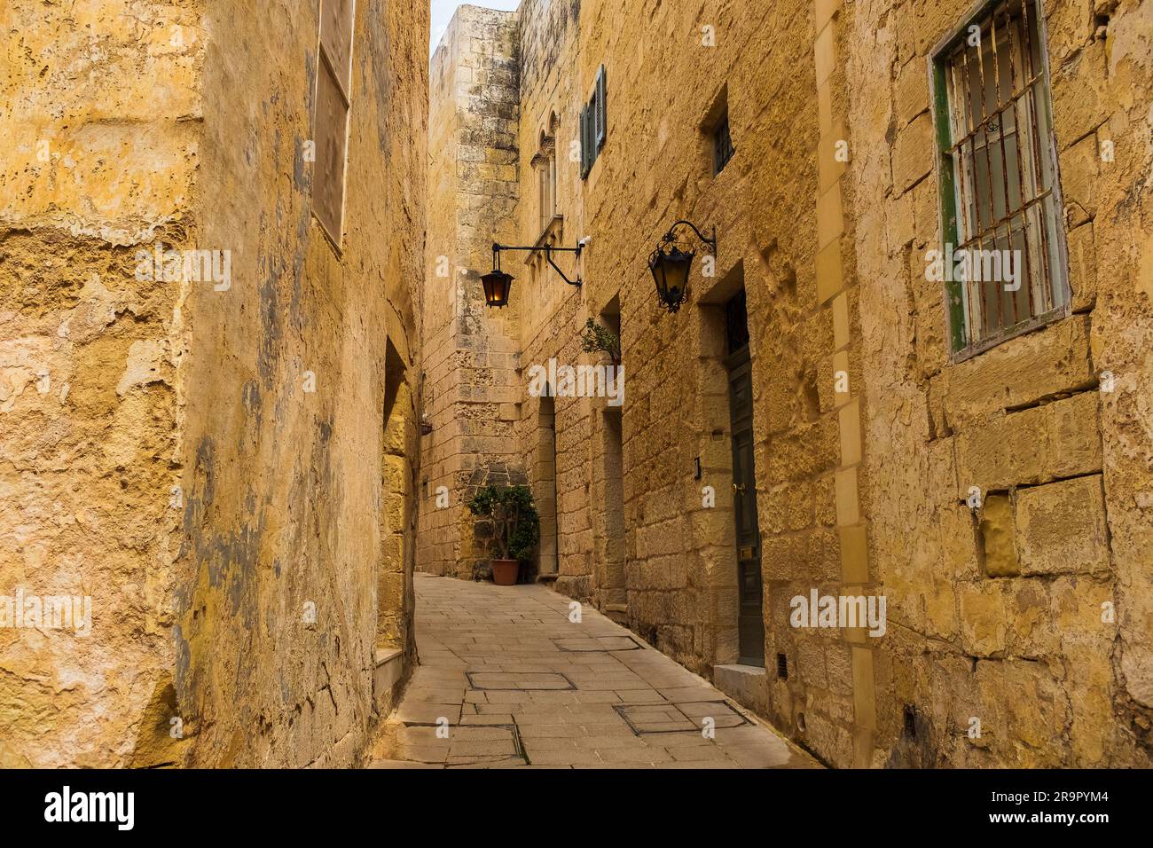 Cobbled alleyway in the medieval walled city of Mdina in Malta Stock ...
