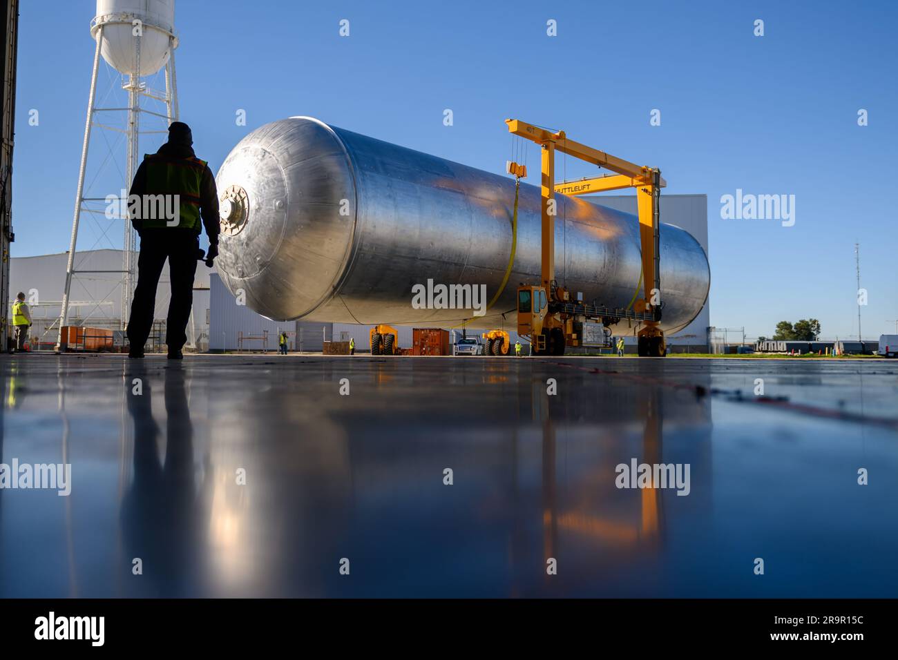 The SLS rocket's liquid hydrogen tank is scanned at NASA Michoud ...