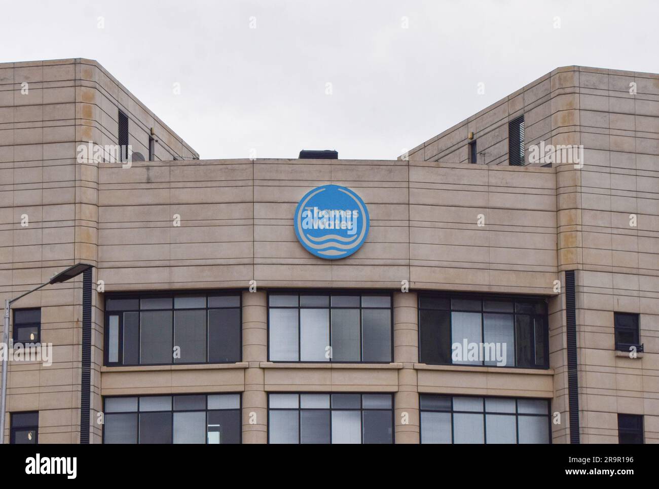 Thames water collapse hi-res stock photography and images - Alamy