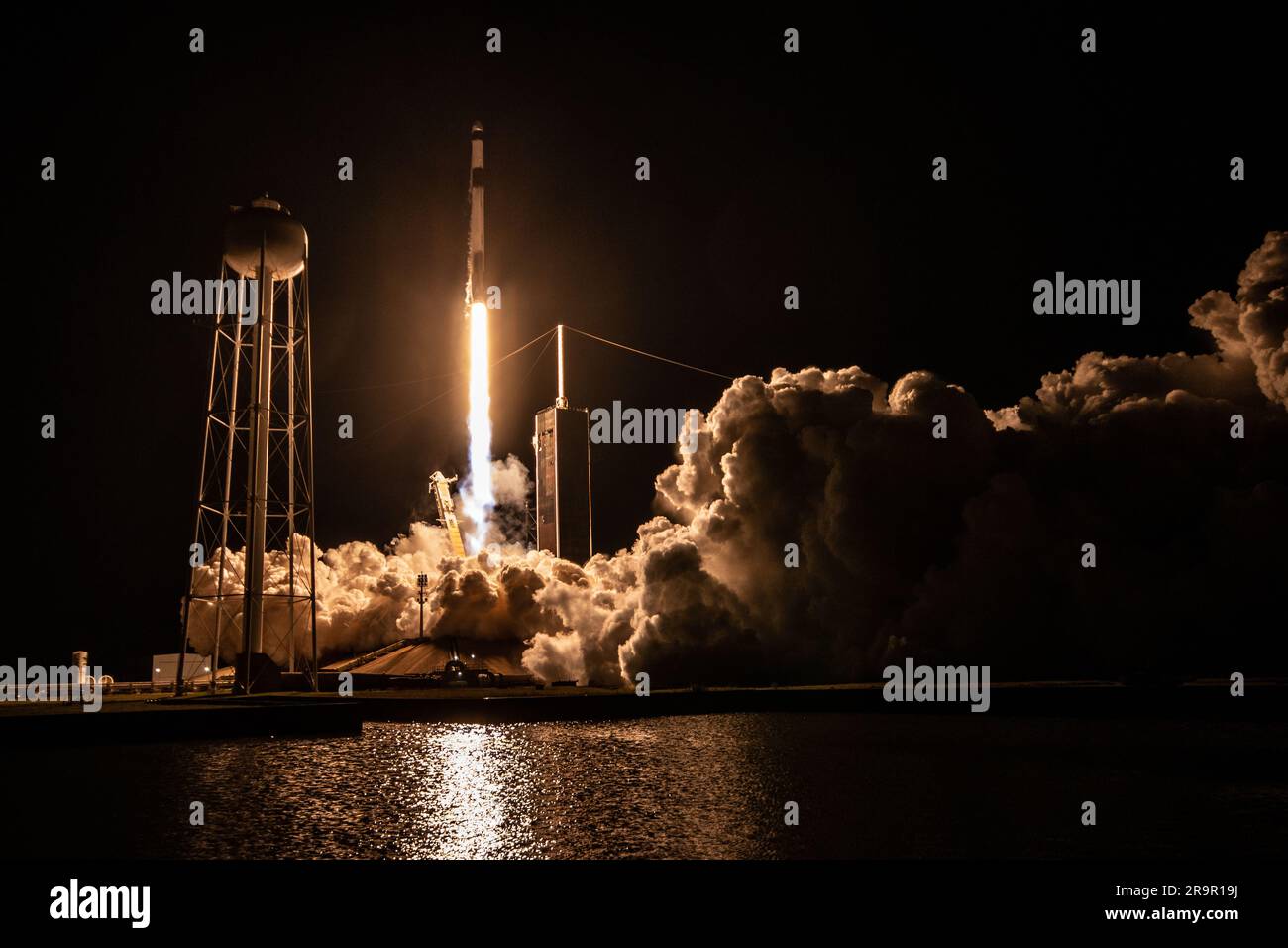 Commercial resupply services 27 hi-res stock photography and images - Alamy