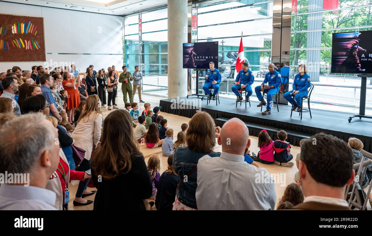 NASA and CSA astronauts Jeremy Hansen, Reid Wiseman, Victor Glover, and ...
