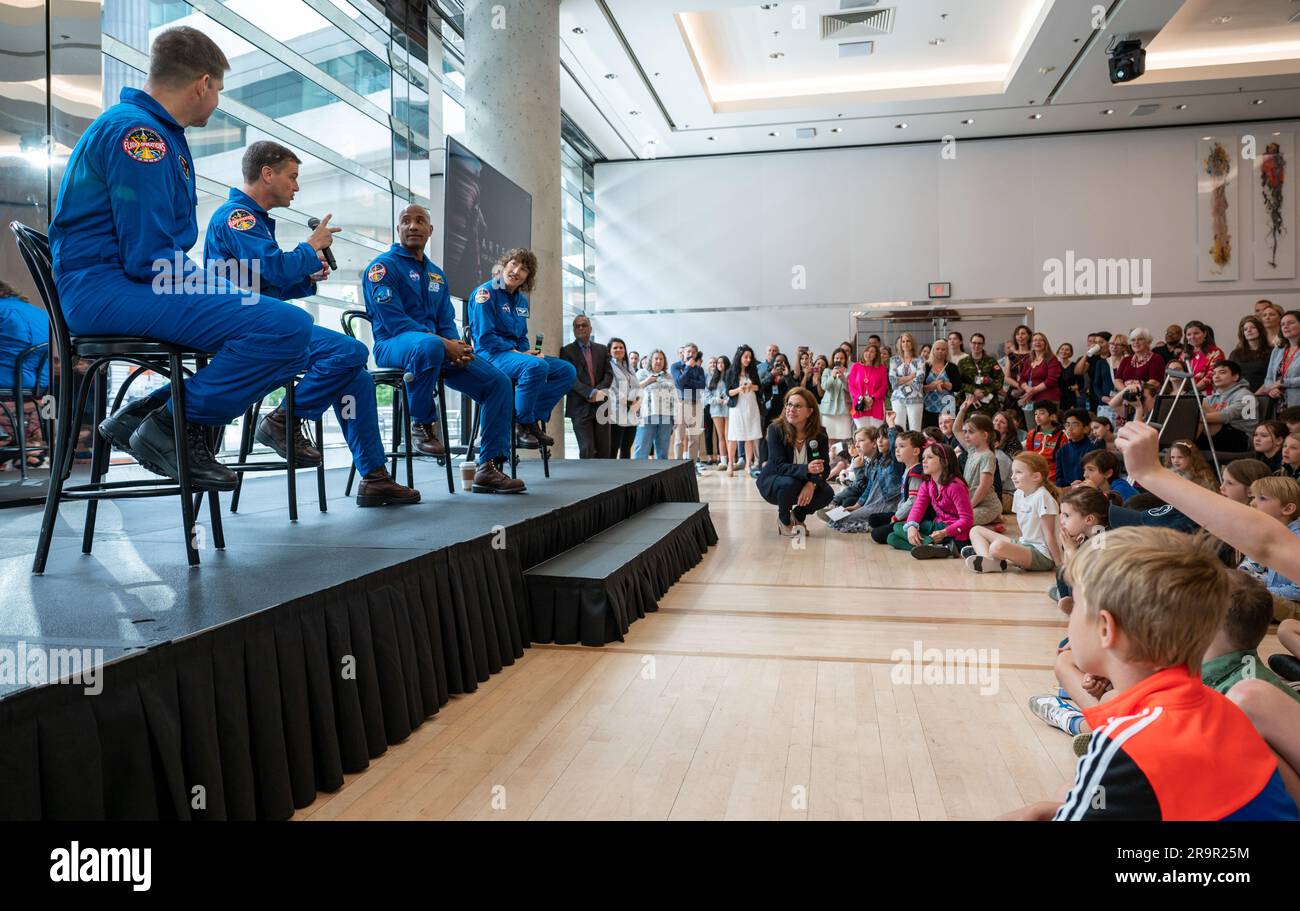 NASA and CSA astronauts Jeremy Hansen, Reid Wiseman, Victor Glover, and ...