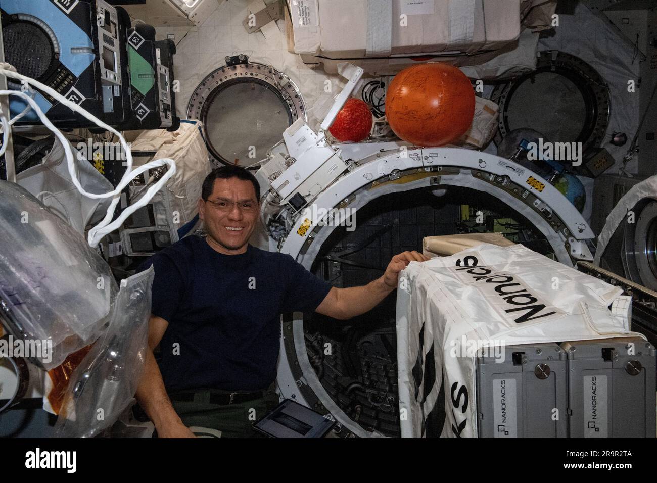 . GMT110 11 30 For Huntsville Warren Hoburg 1007 Cubesat photos Stock ...