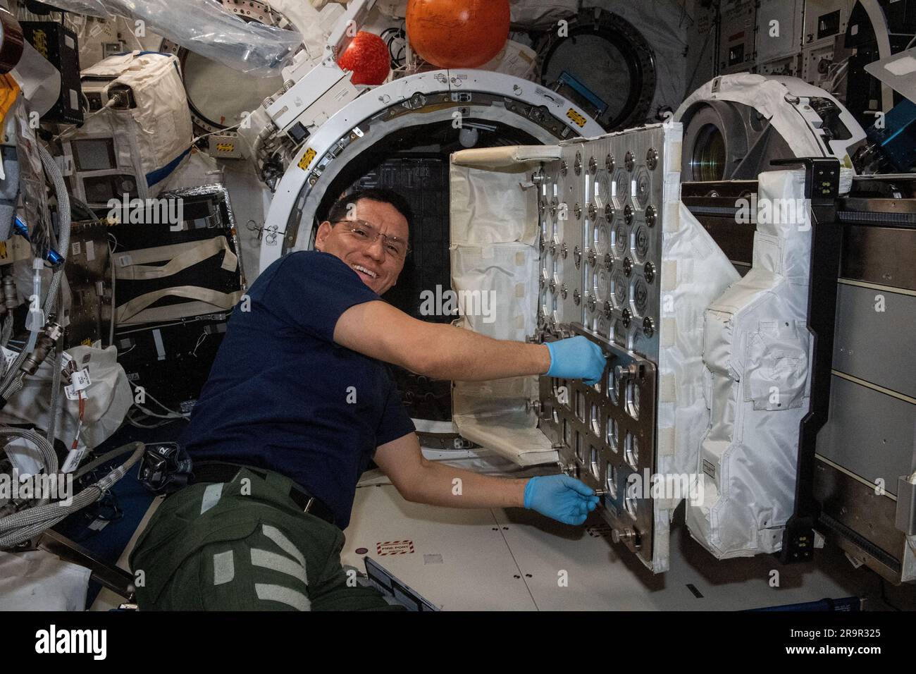 . GMT110 11 30 For Huntsville Warren Hoburg 1007 Cubesat photos Stock ...