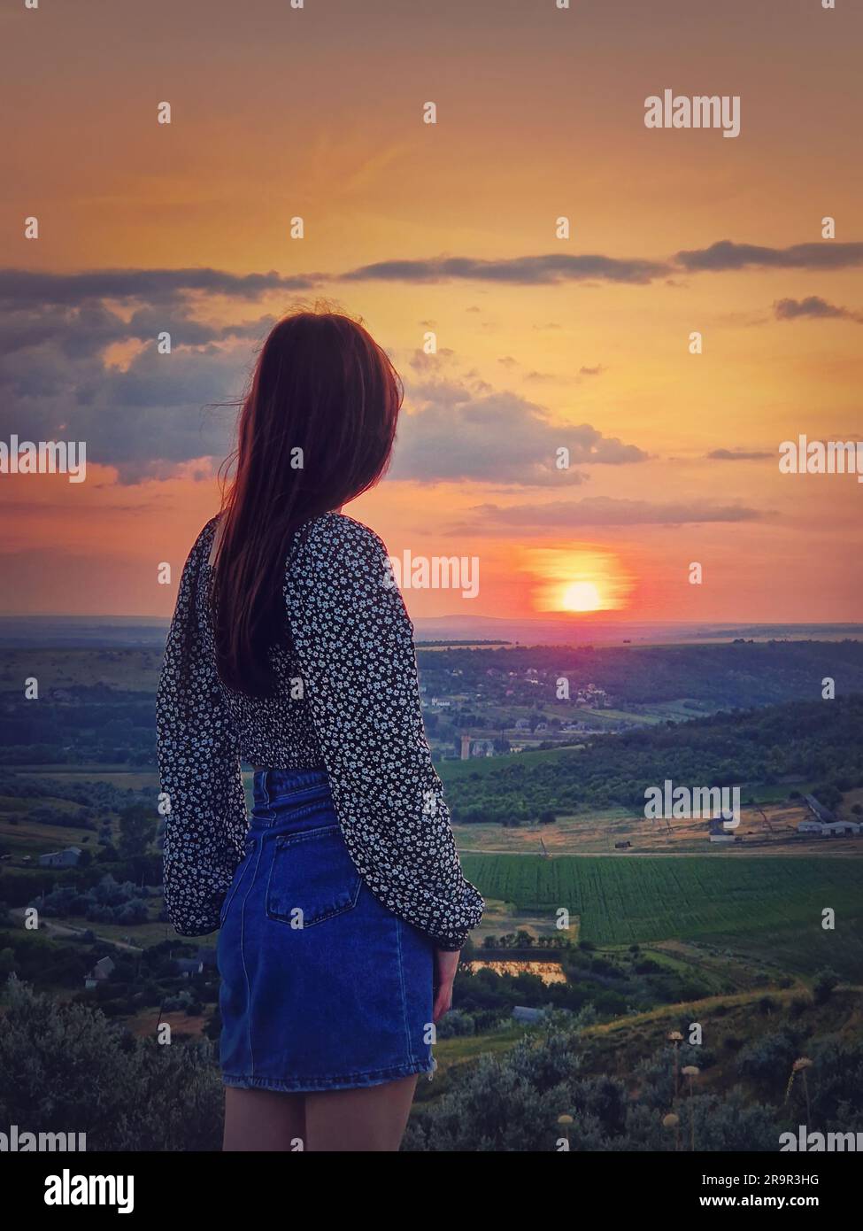 Girl watching sunset hi-res stock photography and images - Alamy