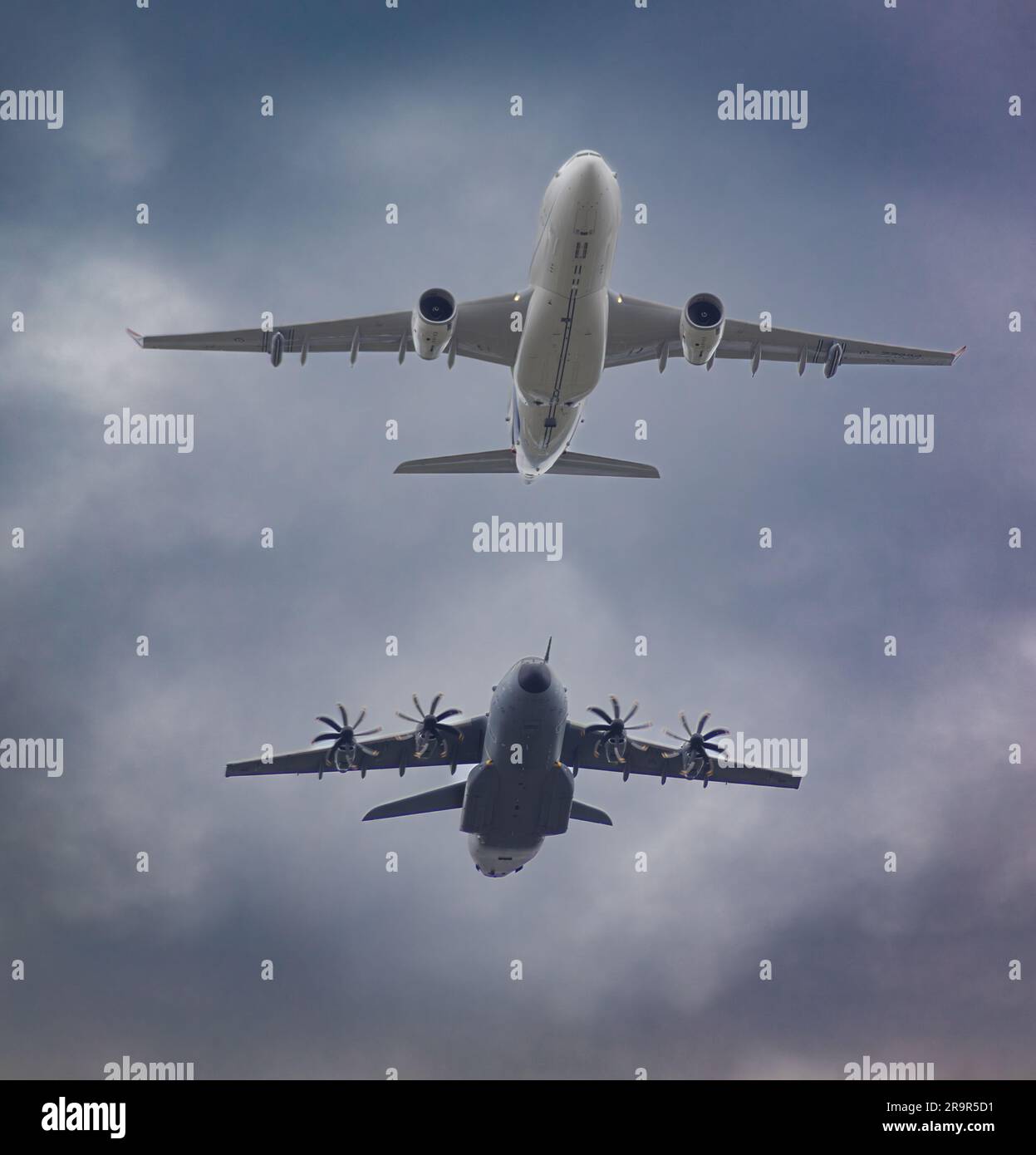 Army flypast hi-res stock photography and images - Alamy