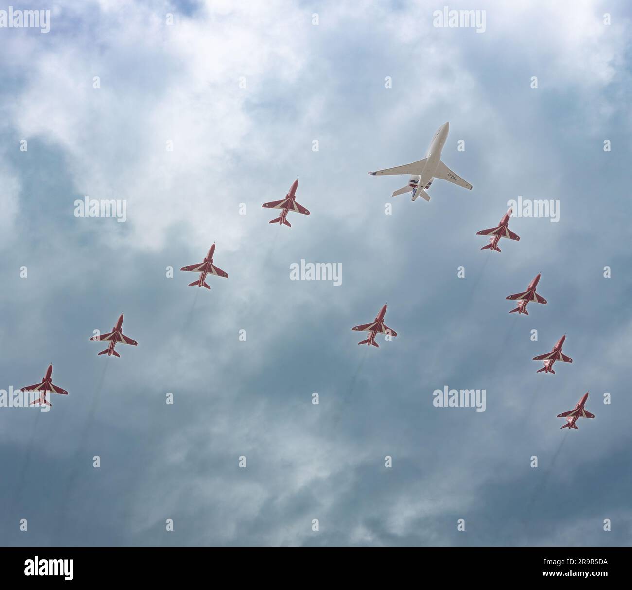 Army flypast hi-res stock photography and images - Alamy