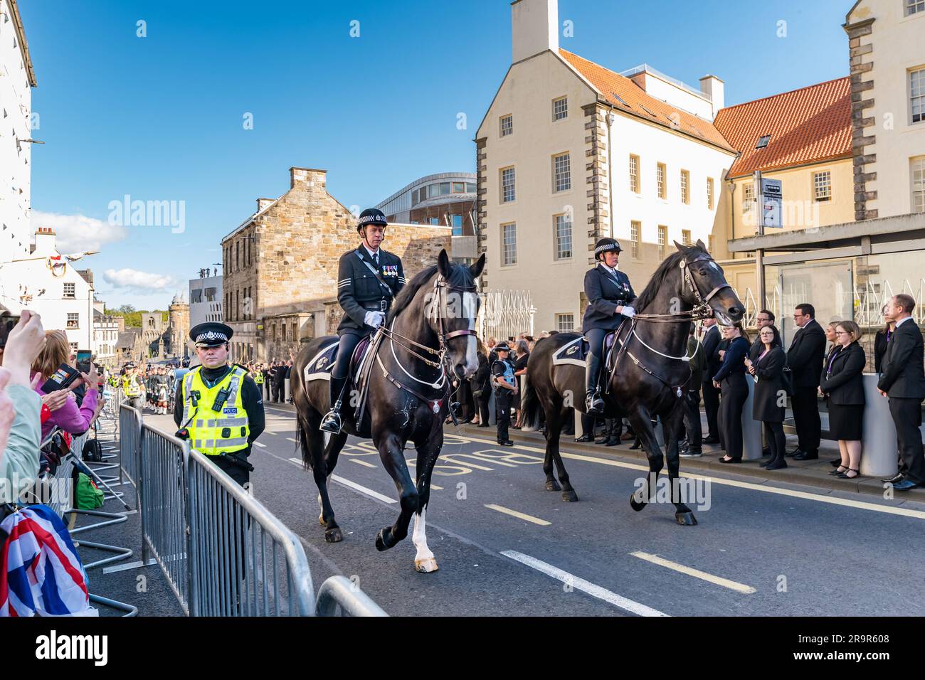 Mounted police on horses at Queen Elizabeth coffin procession, Royal ...