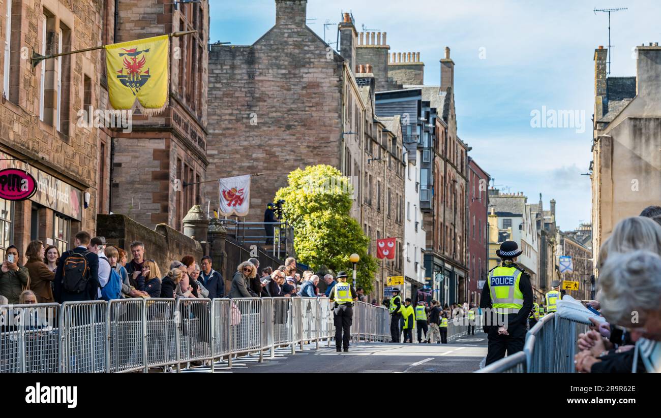 Crowd waiting for Queen Elizabeht coffin procession, Royal Mile ...