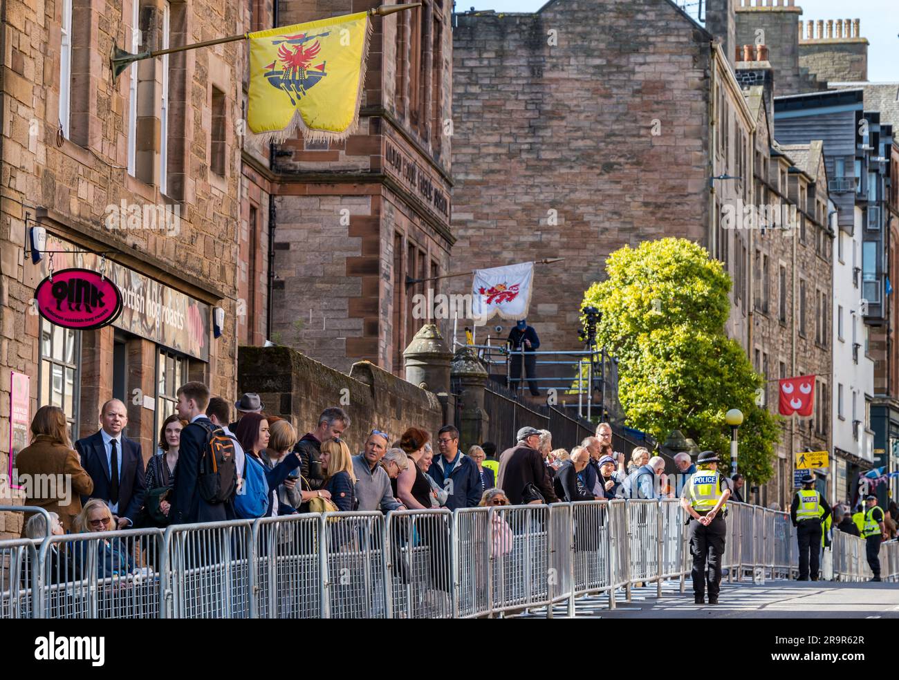Crowd waiting for Queen Elizabeht coffin procession, Royal Mile ...