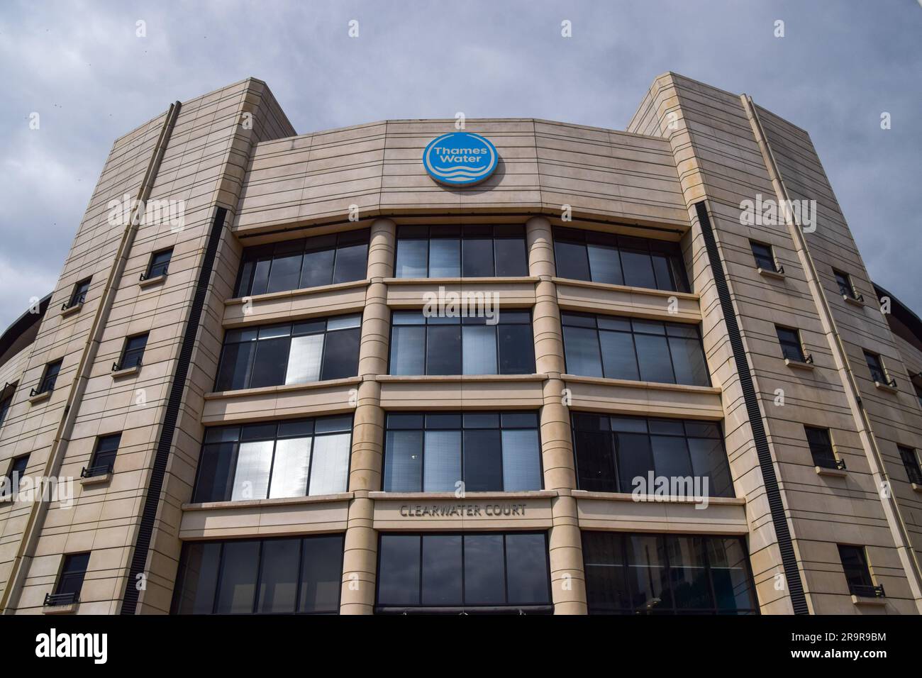 Thames water collapse hi-res stock photography and images - Alamy