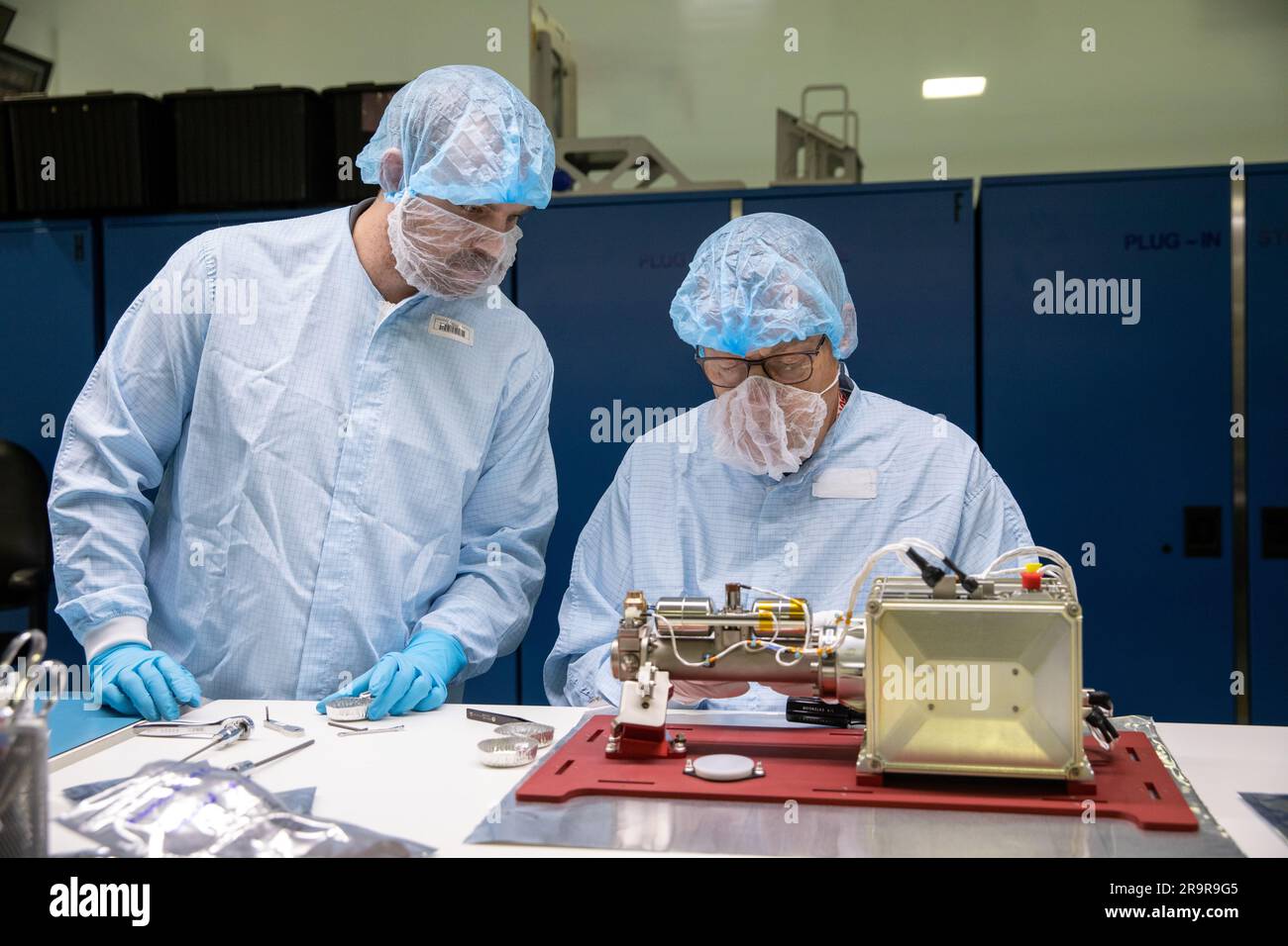 Mass spectrometer observing lunar operations hi-res stock photography ...