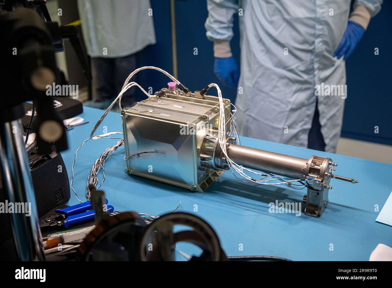 Mass spectrometer observing lunar operations hi-res stock photography ...