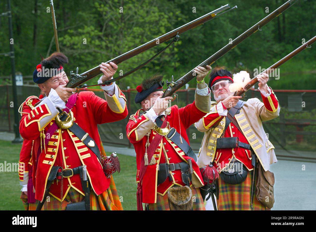 78th Fraser Highlanders firing muskets Stock Photo - Alamy